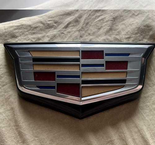 Шильдик решётки радиатора Cadillac XT5