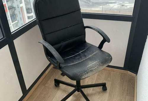 Компьютерное офисное кресло на колесах