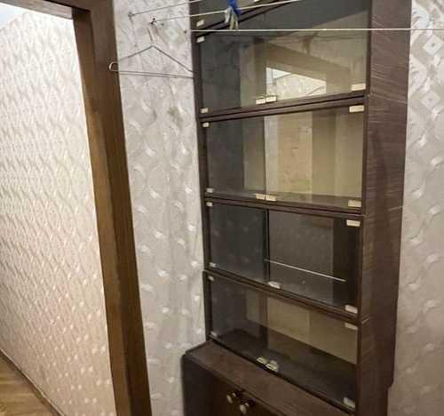 Шкаф застекленный