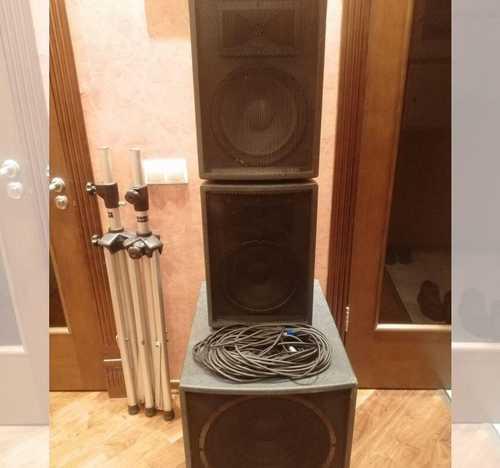 Две колонки и subwoofer