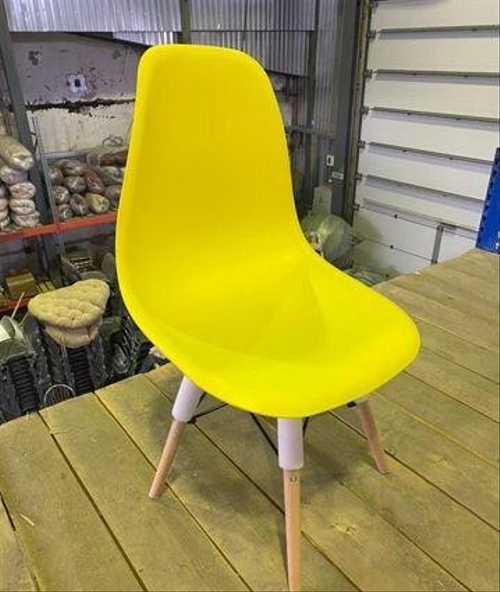 Желтые стулья eames