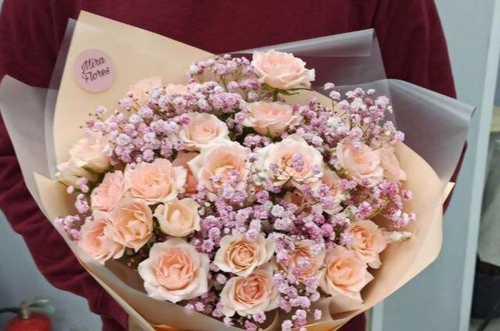 Букет из персиковых кустовых роз и гипсофилы