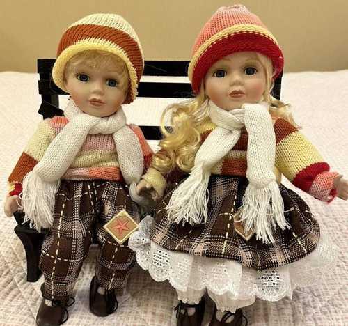 Фарфоровые куклы пара на скамейке