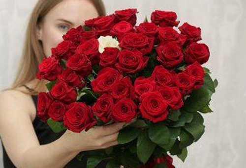Букет из 51 розы 50-60 см (Россия) с розой в центр