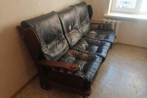 Кожаный диван на деревянном каркасе