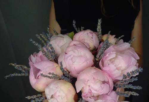 Букет из 9 розовых пионов с лавандой в шляпной кор