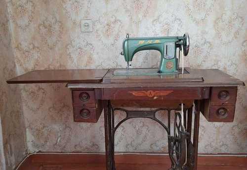 Швейная машина антикварная