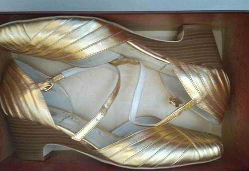 Босоножки золотистые женские Chester, 39 размер