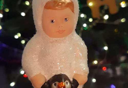 Ёлочная игрушка из стекла Малыш-Снежок с пингвином