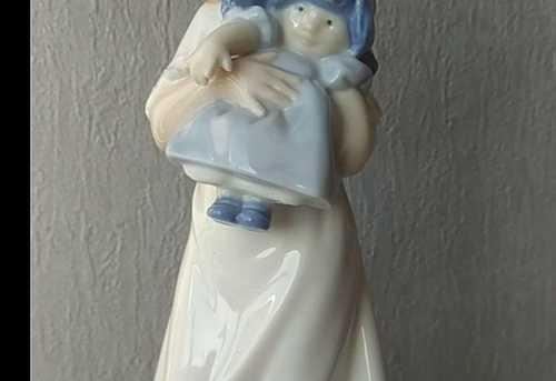 Испанский фарфор Nao by Lladro. Девочка с куклой