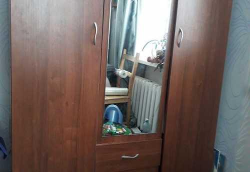 Трехствочатый вместительный шкаф с зеркалом