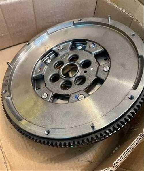 Маховик двухмассовый VW Tiguan 1.4 LUK 415034110