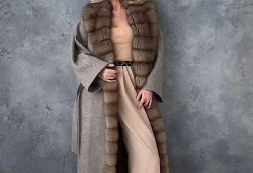 Пальто женское с мехом соболя, одно