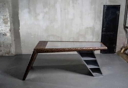 Дизайнерский стол с кожаной отделкой в офис