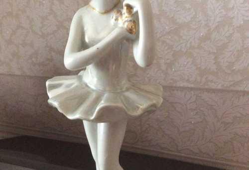 Фарфоровая статуэтка Балерина с цветком Вербилки