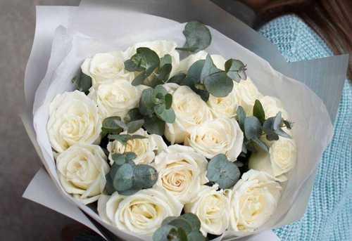 Букет белых роз с эвкалиптом для неё