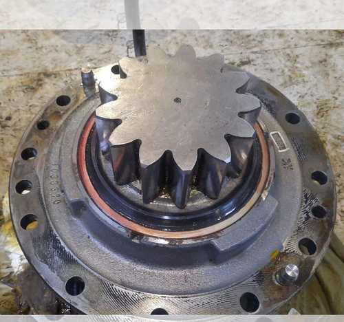 Корпус редуктора с валом Hitachi ZX200-3