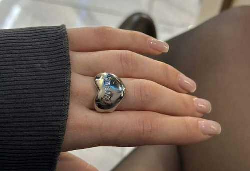 Женское кольцо в форме сердца