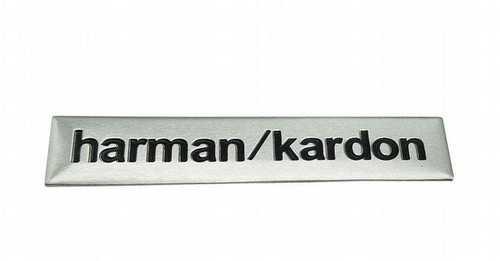 Эмблема Harman Kardon на динамик