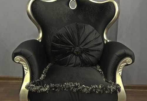 Кресло с серебром в черном бархате