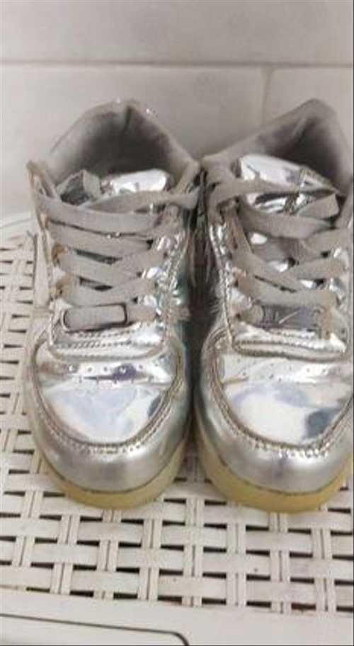 Кроссовки серебряные для девочки р 29 Nike