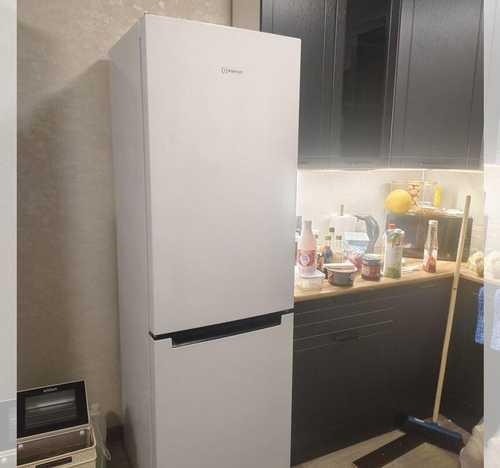 Холодильник Indesit DS4180W белый