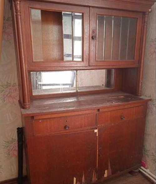 Старинный антикварный шкаф буфет