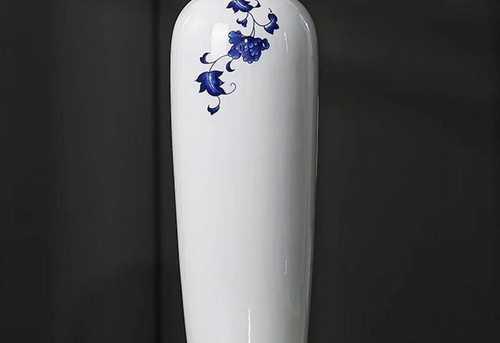 Высокая белая керамическая ваза ручной работы