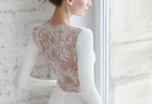 Платье белое с кружевной вставкой на спине XS