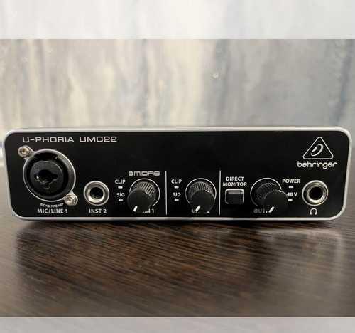 Звуковая карта Behringer umc22