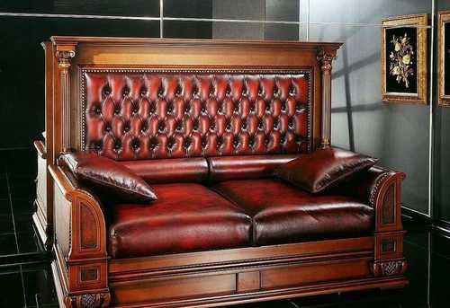 Кожаный диван в сталинском ампире