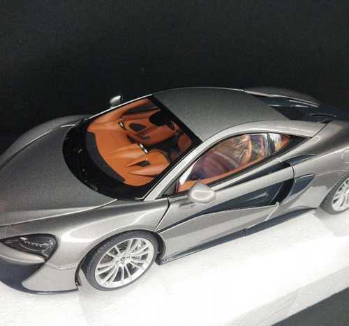 1/18 2016 McLaren 570S (autoart)