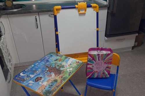 Стол, стул, мольберт и подарок за покупку