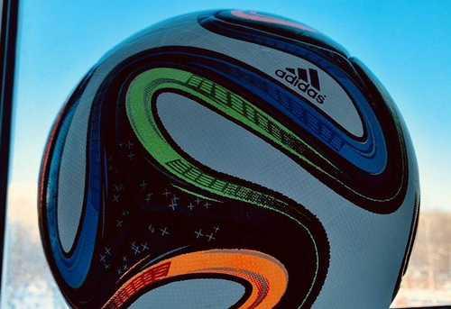 Футбольный мяч adidas brazuca