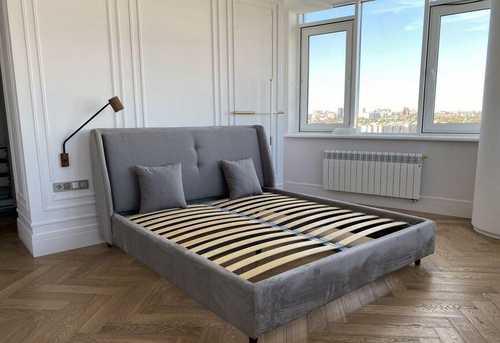 Кровать в стиле minotti с мягким изголовьем