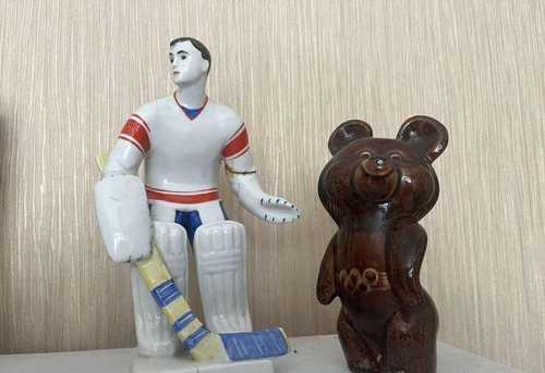 Олимпийский мишка и вратарь хоккеист