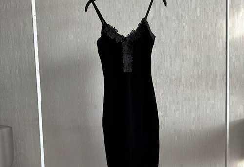 Приталенное черное платье комбинация