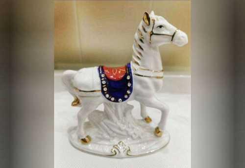 Фарфоровая статуэтка конь