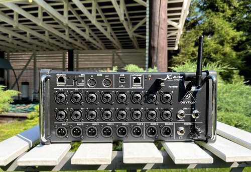 Микшерный пульт Behringer XR18 + кейс