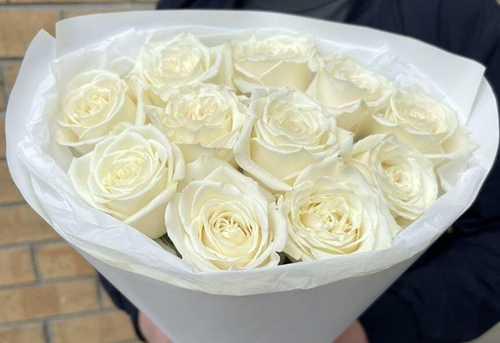 Пионовидные белые розы