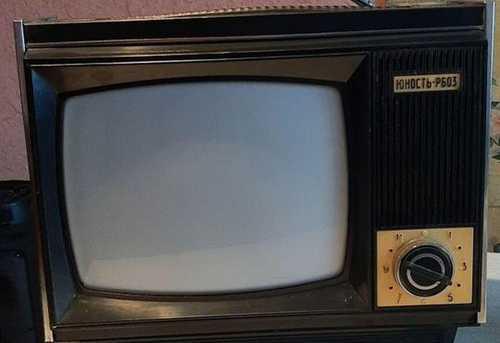 Старый телевизор СССР черно- белый