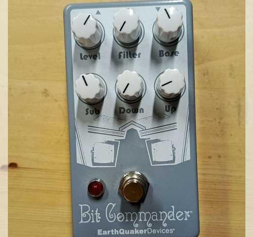 Earthquaker devices bit commander, гитарная педаль