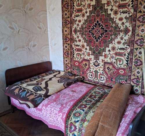 Кровать и ковры, кухня бесплатно