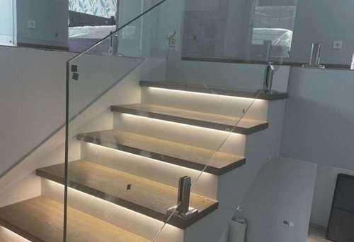 Ограждение лестницы из осветлённого стекла