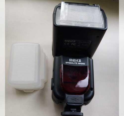 Продам фотовспышку для Никон meke 950