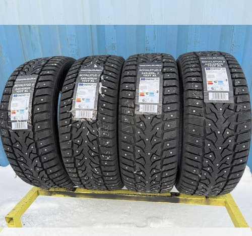 Royal Black Royal Stud II 245/45 R20