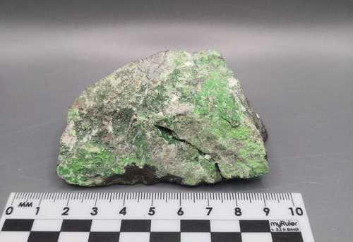 Уваровит (зеленый гранат) на хромите