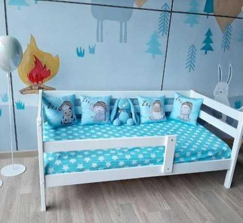 Кроватка софа из массива для малыша высокий борт