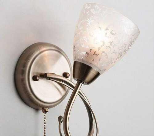 Бра/настенный светильник со стеклянным плафоном