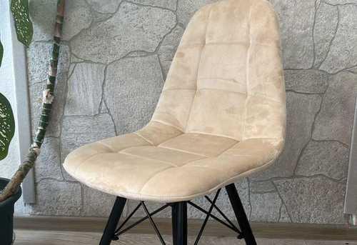 Стул Eames Velvet обеденный бежевый на чн